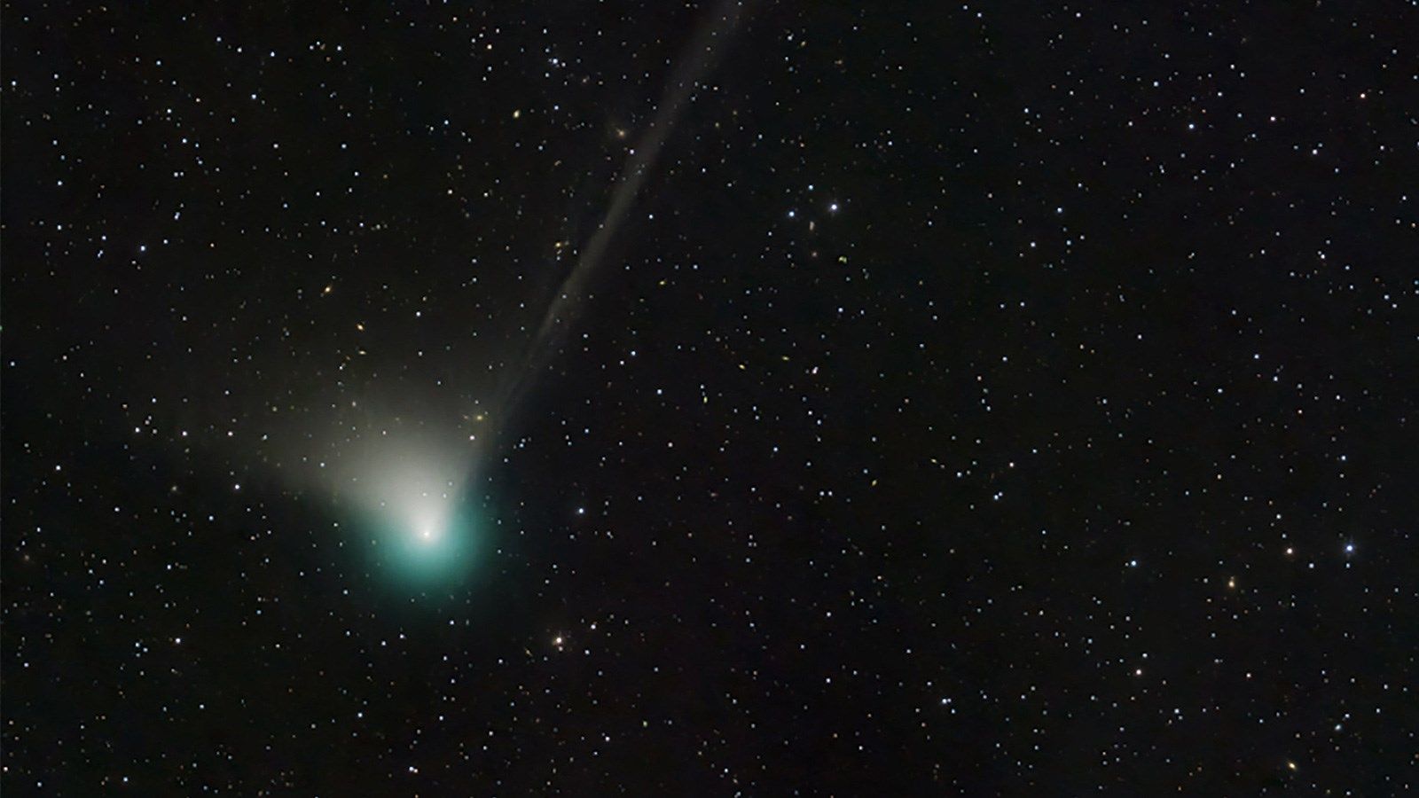 A green comet appears in the night sky for the first time in 50,000 ...